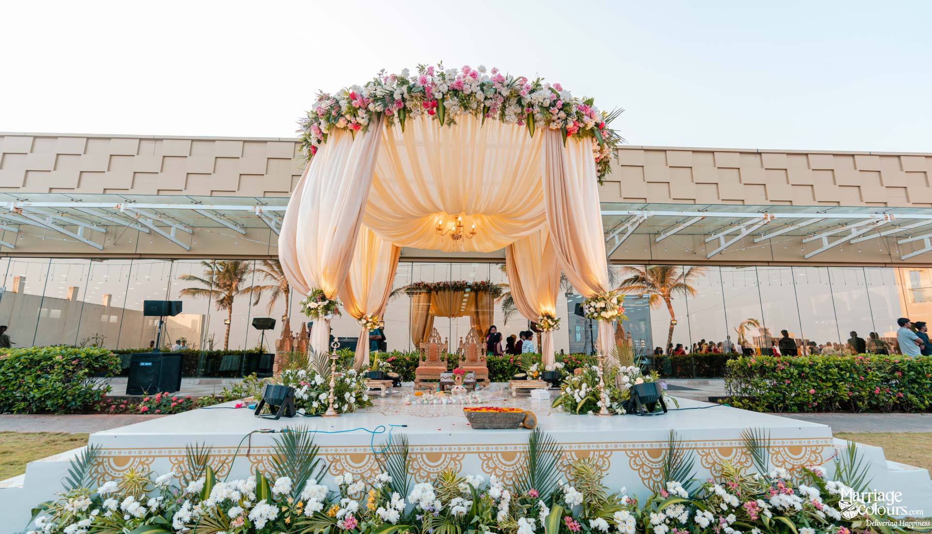Wedding Pheras Decor | Circular Mandap | Flower Arrangements | Dwaraka ...